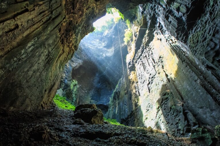 Descubre las fascinantes formaciones del relieve kárstico