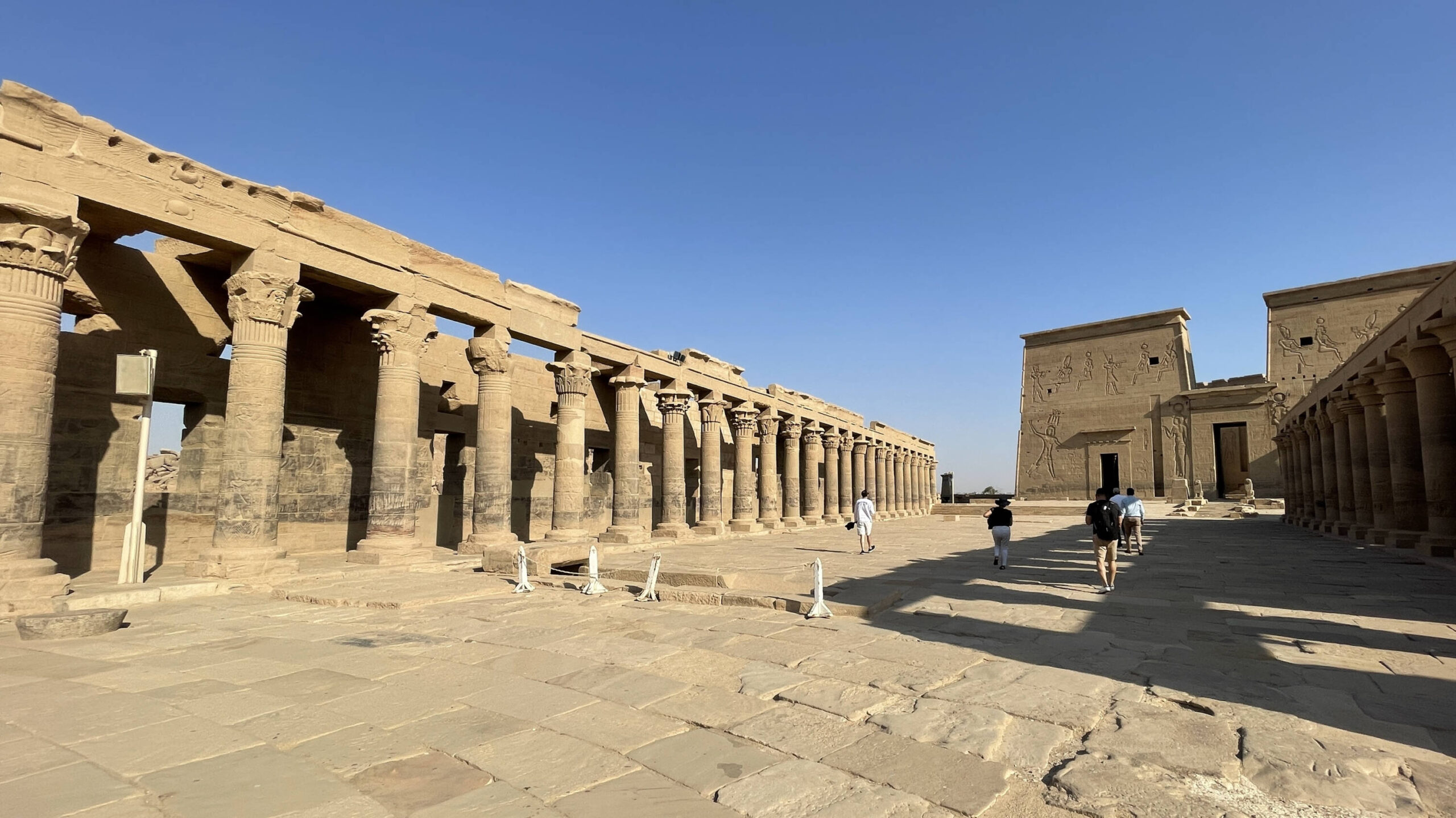 Descubre los misterios de Tebas: ¿Cuántos parahipogeos se encuentran en su necrópolis?